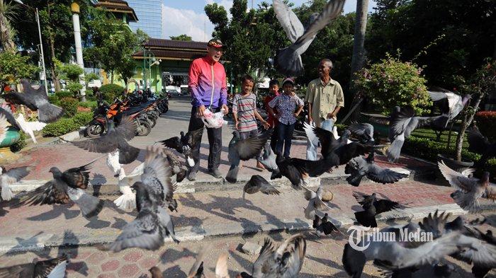 FOTO-FOTO Ratusan Burung Merpati Hiasi Lapangan Merdeka Medan dan ...