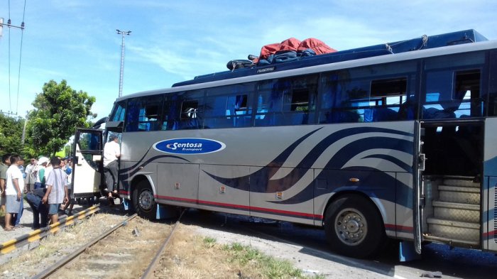 Bus Sentosa Seruduk Bus Bertingkat Paradep di Perlintasan Kereta Api ...