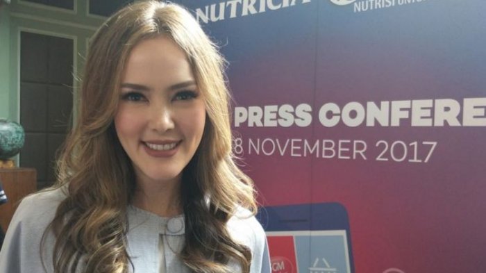 Artis Cathy Sharon Kaget Ada Antrean Penumpang di Bandara Soekarno ...