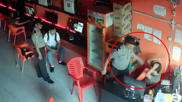VIDEO: Terekam CCTV Pria Berseragam Polisi Pukul dan Tendang Operator Warnet di Medan - Tribun ...