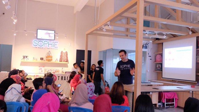 Sophie Paris Sosialisasikan Program Baru Berbasis Digital - Tribun ...