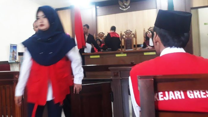 Cewek Hajar Cewek, Ternyata Dipicu Pemberian Emoticon Jelek saat ...
