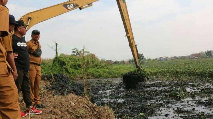Danau Martubung Mulai Dikorek, Dipenuhi Enceng Gondok dan Sampah ...