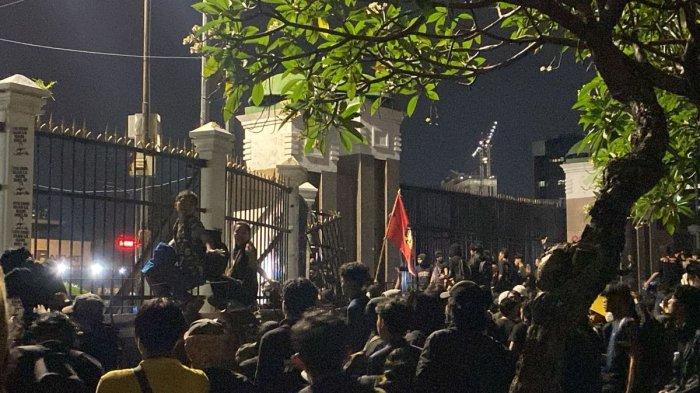 GEJOLAK UU TNI, Massa Jebol Pagar Gedung DPR RI, Tak Mundur meski Ditembak Water Cannon - Tribun ...