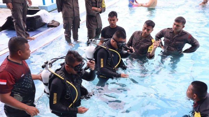 Batalyon C Sat Brimob Polda Sumut Laksanakan Latihan Pengenalan Alat Selam dan Renang Militer ...