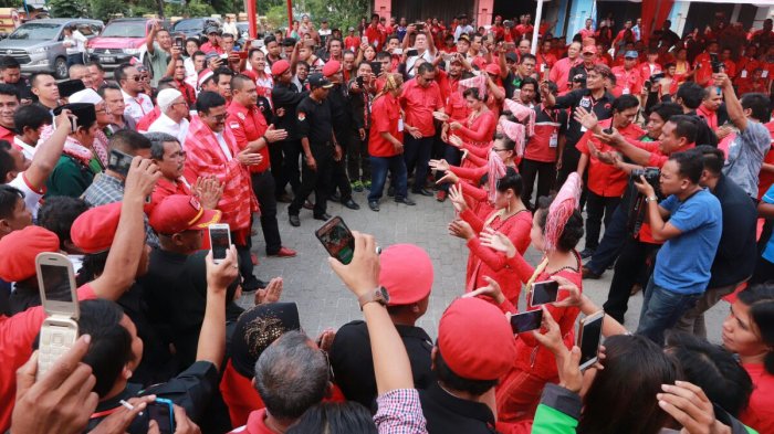 Djarot Disambut Dihar dan Tarian Adat Simalungun saat Hadiri ...