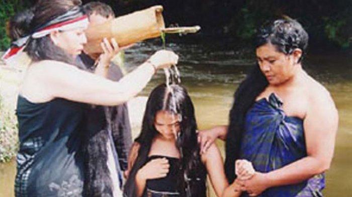 TRIBUN-MEDAN-WIKI: Mengenal Ritual Erpangir Ku Lau pada Etnis Karo - Tribun-medan.com