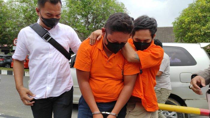 6 FAKTA Penumpang Bus Tewas Kena Lemparan Batu, Erikson Sianipar Bayar ...