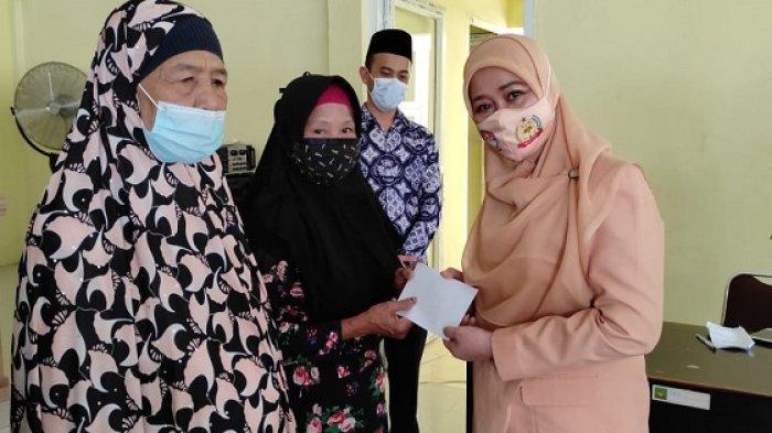 Ringankan Beban Warga Terdampak Pandemi, DWP Langkat Salurkan Sembako Kepada Kaum Dhuafa ...