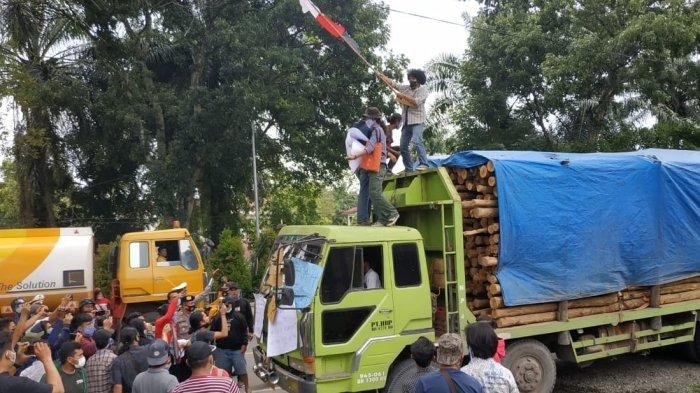 Massa Unjuk Rasa Tolak TPL Sandera Truk Pengangkut Kayu Gelondongan di Siantar - Tribun-medan.com