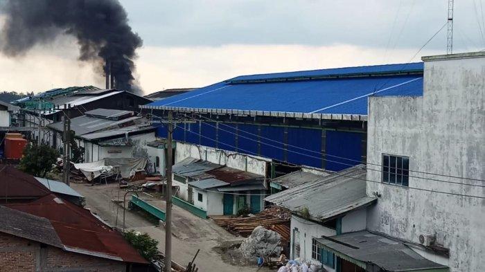 BREAKING NEWS Pabrik Sarung Tangan PT Shamrock Terbakar - Tribun-medan.com