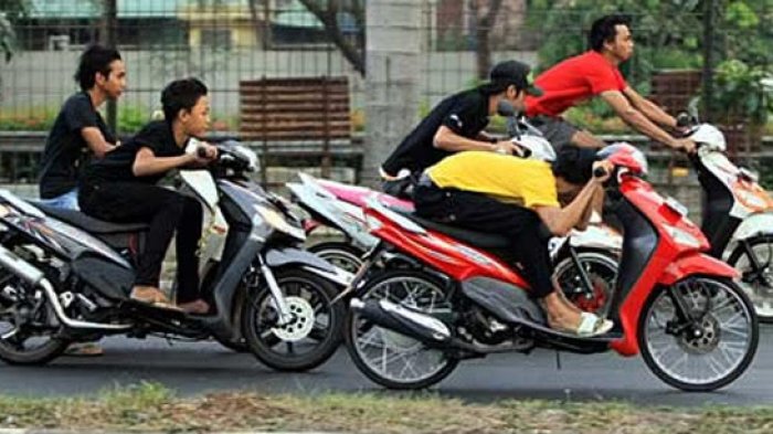 Jadi Bahan Tertawaan saat Bergaya Naik Motor, Geng Motor Serang Warga Perumahan - Tribun-medan.com