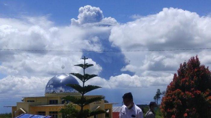 Gunung Sinabung Kembali Erupsi, Luncurkan Abu Vulkanik Setinggi 4500 ...