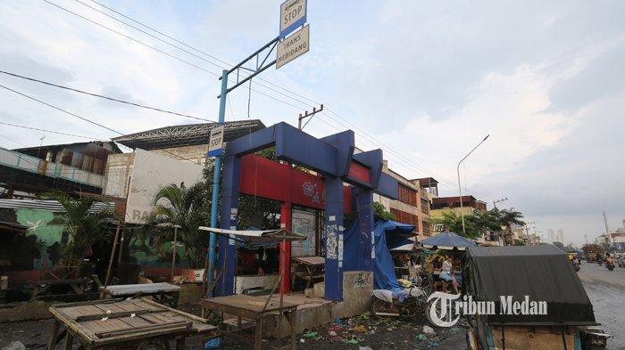 BERITA FOTO Halte Trans Mebidang Terbengkalai, Dijadikan Lapak Jualan ...