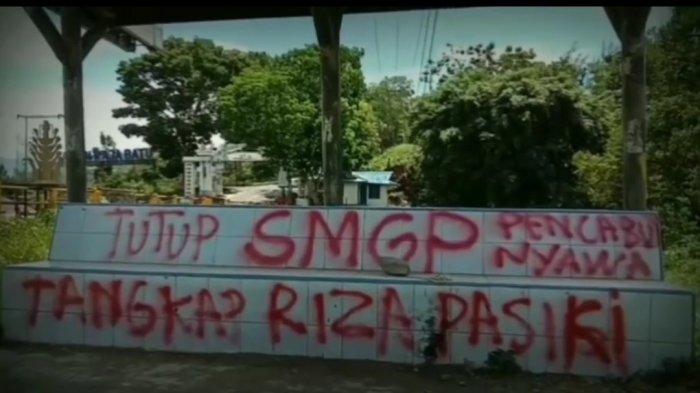 Fasilitas Umum di Madina Penuh Coretan Cat Merah, Minta Tutup PT SMGP ...