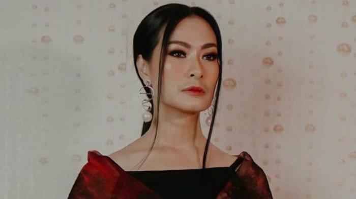 Selama Ini Tampil Full Make Up, Wajah Tanpa Riasan Iis Dahlia Bikin Netizen Heboh Gegara Kumis ...