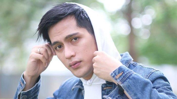 Sepi Job, Aktor Muda Ilyas Bachtiar Jualan Ikan Bandeng untuk Tutupi ...