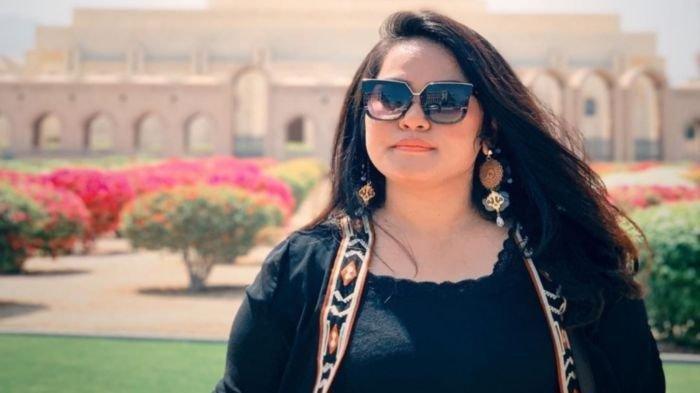 Sosok Indah Mujyaer, Wanita Nyentrik Berbaju Putih & Wig Merah, Hadir ...