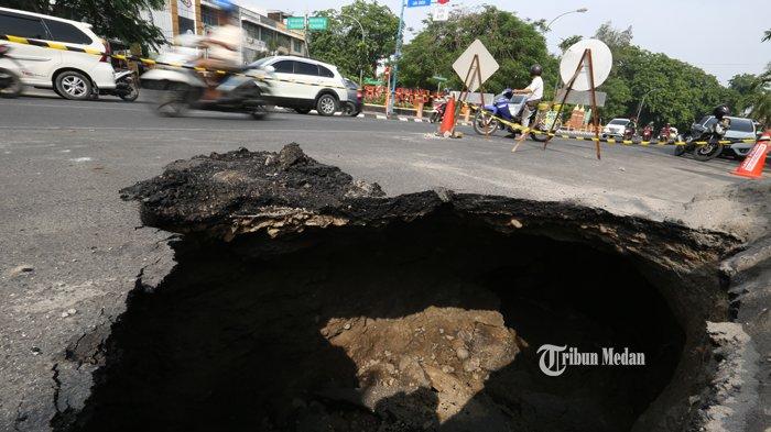 FOTO-FOTO Jalan Amblas Sedalam 4 Meter di Ruas Jalan Perintis ...