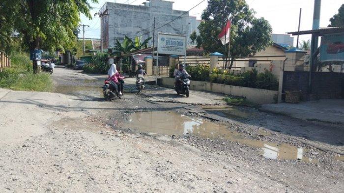 Namanya saja Jalan Perintis Kemerdekaan tapi Kondisinya bak Kubangan ...