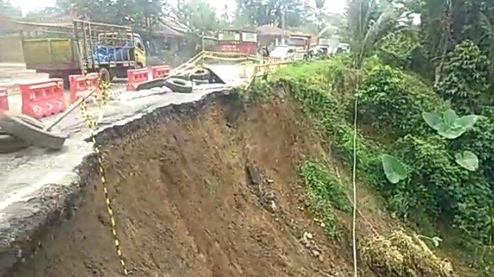 Longsor di Pancur Batu, Jalur Lalulintas Medan-Karo Terancam Putus ...