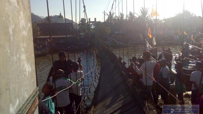 Detik-detik Jembatan Gantung Berusia 25 Tahun Putus, Bayi 5 Bulan Tercebur ke Sungai - Tribun ...