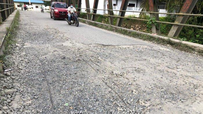 Warga Langkat Kesal Jembatan di Namukur Tak Kunjung Diperbaiki - Tribun-medan.com