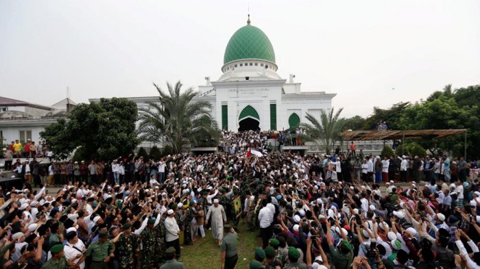 Bikin Merinding, Saking Banyaknya Pelayat, Salat Jenazah Kiai Hasyim ...
