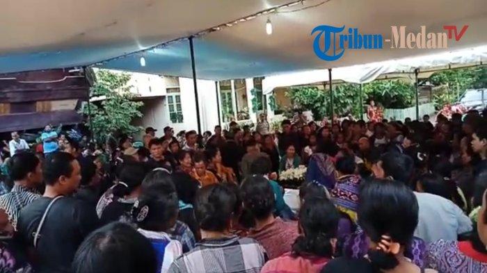 Detik-detik Jenazah Korban Pembunuhan Satu Keluarga Tiba di Samosir ... Detik-detik Jenazah Korban Pembunuhan Satu Keluarga Tiba di Samosir ...