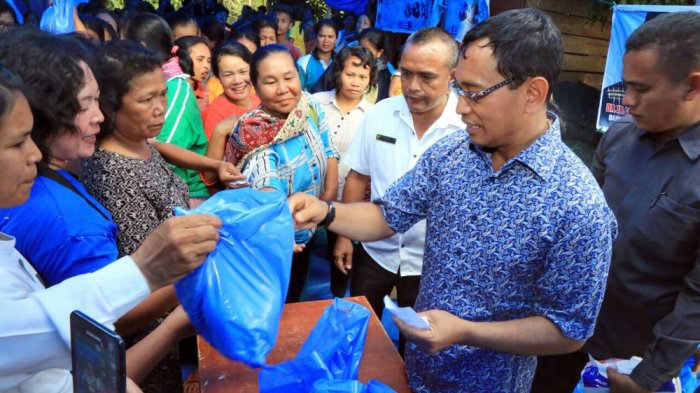 JR Saragih Ajak Masyarakat Lestarikan Batik Khas Simalungun - Tribun ...
