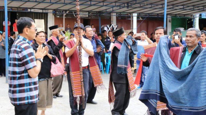 JR Saragih Terima Pedang Tongkat Khas Masyarakat Adat Samosir - Tribun ...