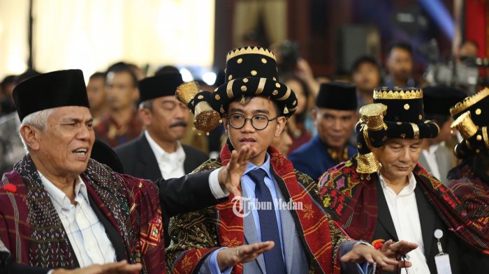 Tangan Gibran Rakabuming Dipegangi saat Manortor di Pesta Adat Bobby ...