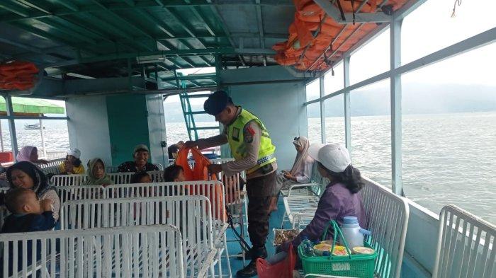 Patroli ke Pelabuhan Tomok, Sat Pol Air Polres Samosir Edukasi Keselamatan Berlayar - Tribun ...