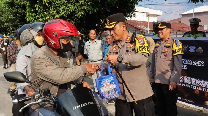 Polres Pematang Siantar Berbagi Takjil Gratis Sambil Sosialisasi Tertib Aturan Berkendara ...