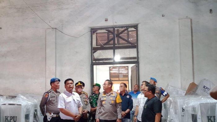 Kapolresta Deli Serdang Cek Pelaksanaan Sidang Pleno dan Gudang PPK Kecamatan Batang Kuis ...