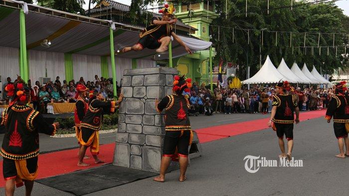 TRI BUN-MEDAN-WIKI: Fahombo, Olahraga Tradisional Suku Nias - Tribun ...