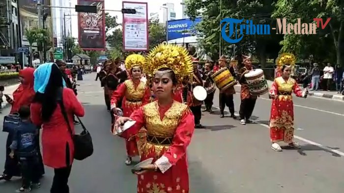 Warga Kompak Gunakan Atribut Multietnis saat Karnaval Kemerdekaan ...