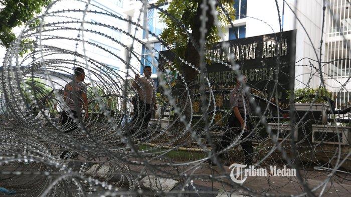 BERITA FOTO Antisipasi Unjukrasa Ricuh, Polisi Pasang Kawat Berduri di ...