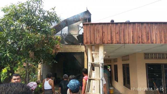 Niat Bakar Sampah, Api Malah Melalap Rumah Warga - Tribun-medan.com Niat Bakar Sampah, Api Malah Melalap Rumah Warga - Tribun-medan.com