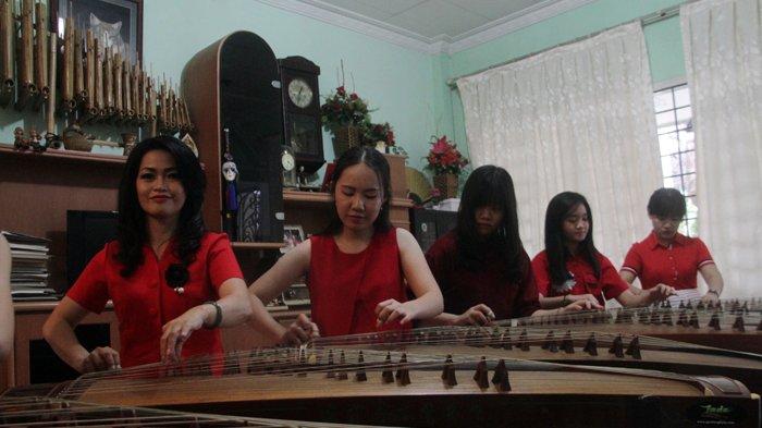 FOTO-FOTO KOMUNITAS PEMUSIK KECAPI (GUZHENG), LESTARIKAN ALAT MUSIK ...