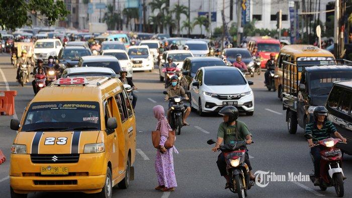 FOTO-FOTO Kemacetan Arus Lalu Lintas di Jalan Balai Kota Medan - Tribun ...