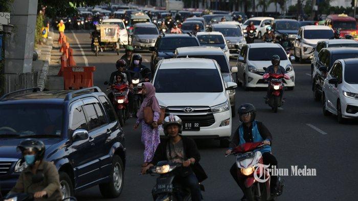 FOTO-FOTO Kemacetan Arus Lalu Lintas di Jalan Balai Kota Medan - Tribun ...