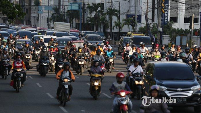 FOTO-FOTO Kemacetan Arus Lalu Lintas di Jalan Balai Kota Medan - Tribun ...