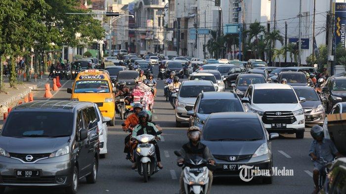 BERITA FOTO Ratusan Kenderaan Padat Merayap di Jalan Balaikota - Tribun ...