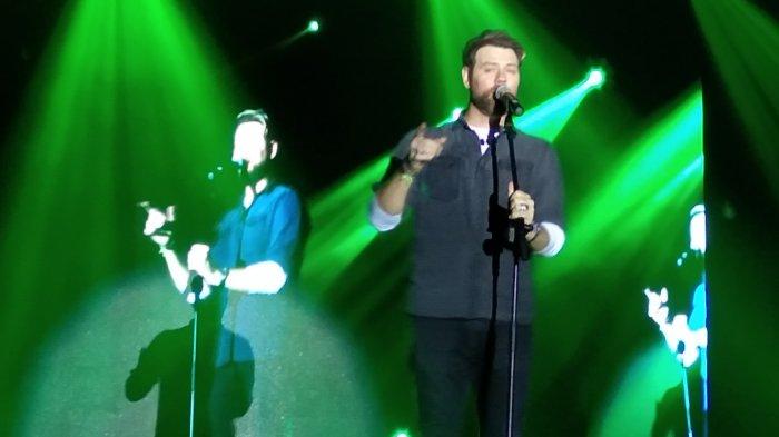 Sempat Terhenti Sejenak, Begini Cara Brian Westlife Tenangkan ...