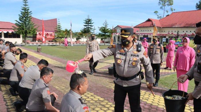Kapolres Humbahas Pimpin Upacara Kenaikan Pangkat Setingkat Personel - Tribun-medan.com