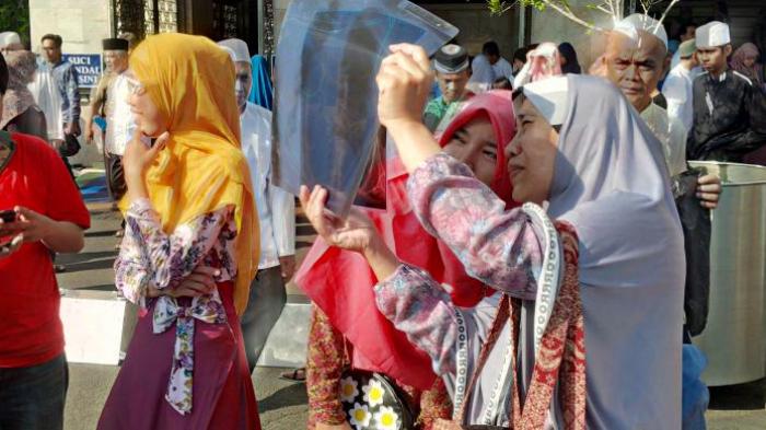 "Tak Ada Kacamata, Lembar Rontgen Pun Jadi" - Tribun-medan.com