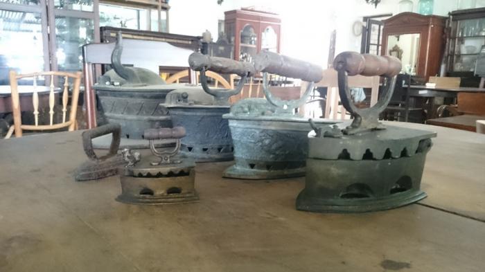 Setrika Kuno Milik Kolektor Benda Antik Ini Capai Berat 10 Kilogram ...