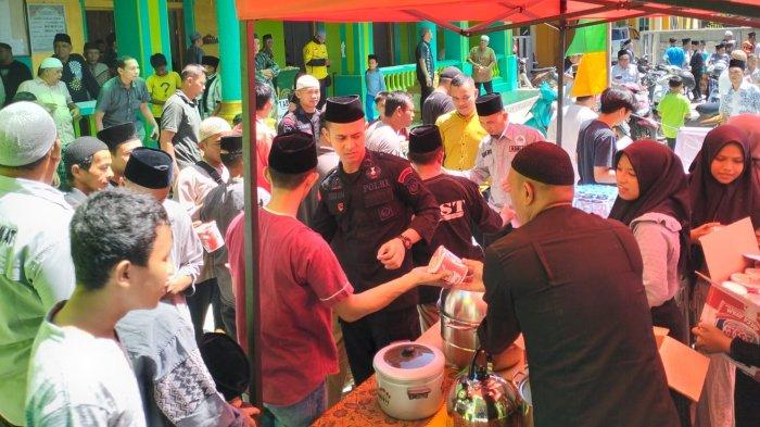 Usai Jumatan, Sat Brimob Polda Sumut Bikin Gerakan Kemanusian di Masjid Jami' Ilir Gunung Sitoli ...