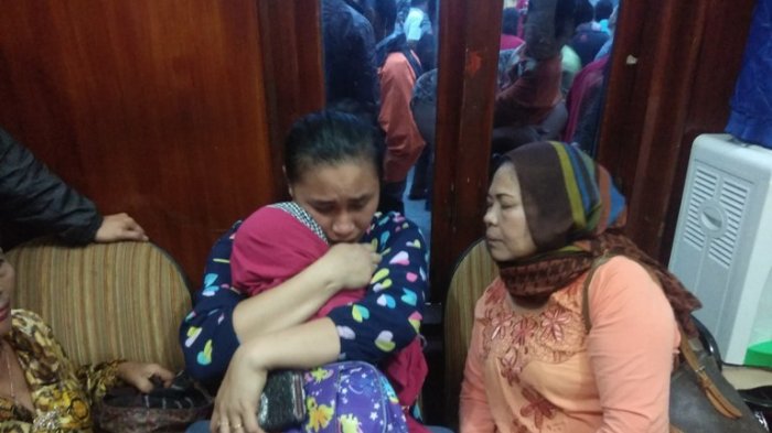 Nur Aini Histeris Sambut Kedatangan Anaknya yang Menjadi Korban Penculikan - Tribun-medan.com